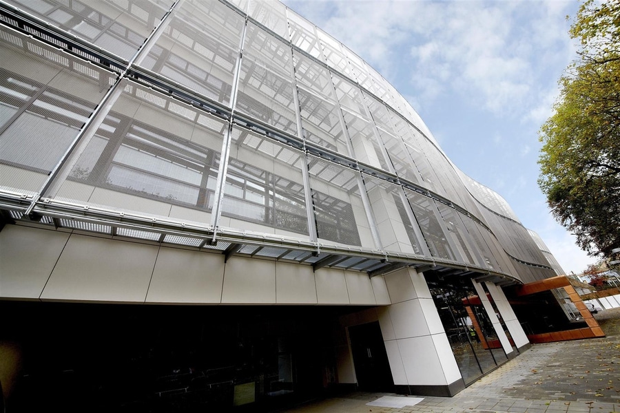 A wave-like wire mesh facade cladding. - London, UK - HAVER & BOECKER OHG