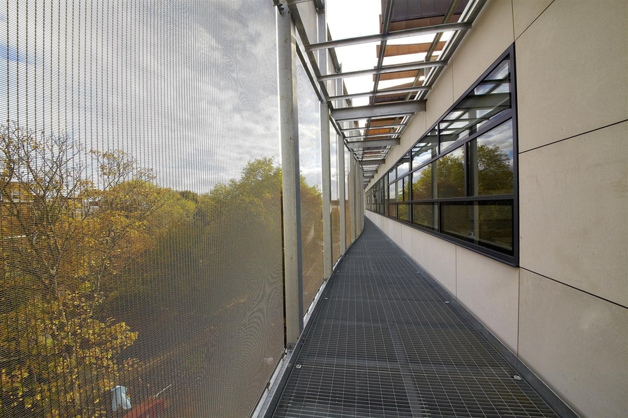 A wave-like wire mesh facade cladding. - London, UK - HAVER & BOECKER OHG