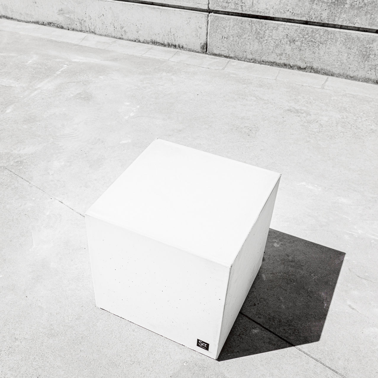 Banqueta contemporânea - FORM : 541 - SIT - em concreto / quadrada ...