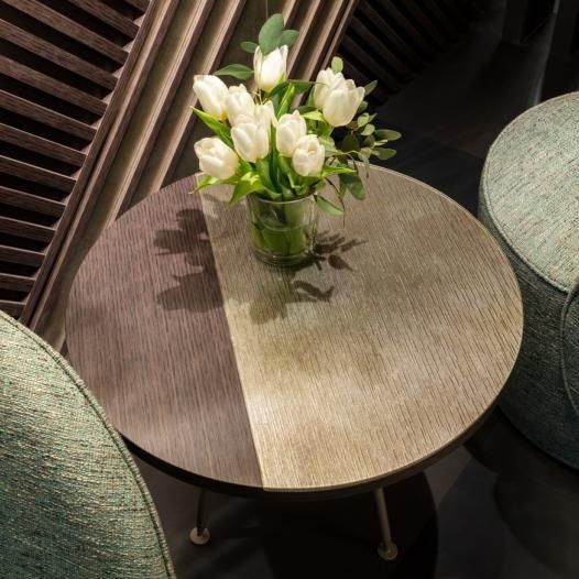 Mesa lateral contemporânea - TRAY - SICIS - em carvalho / em vidro ...