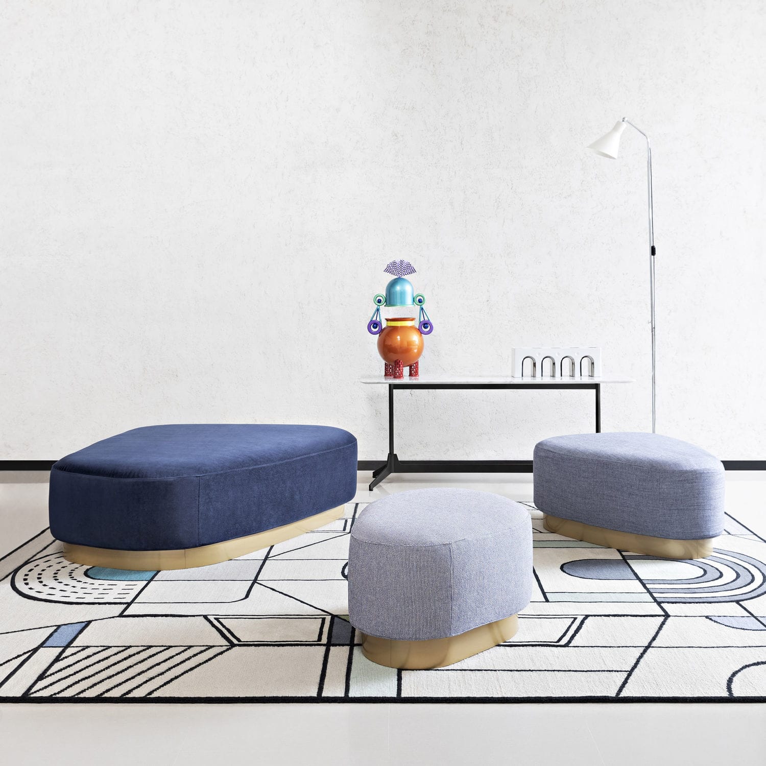 Puff contemporâneo - ISLAND - saba - em tecido / triangular / estofado