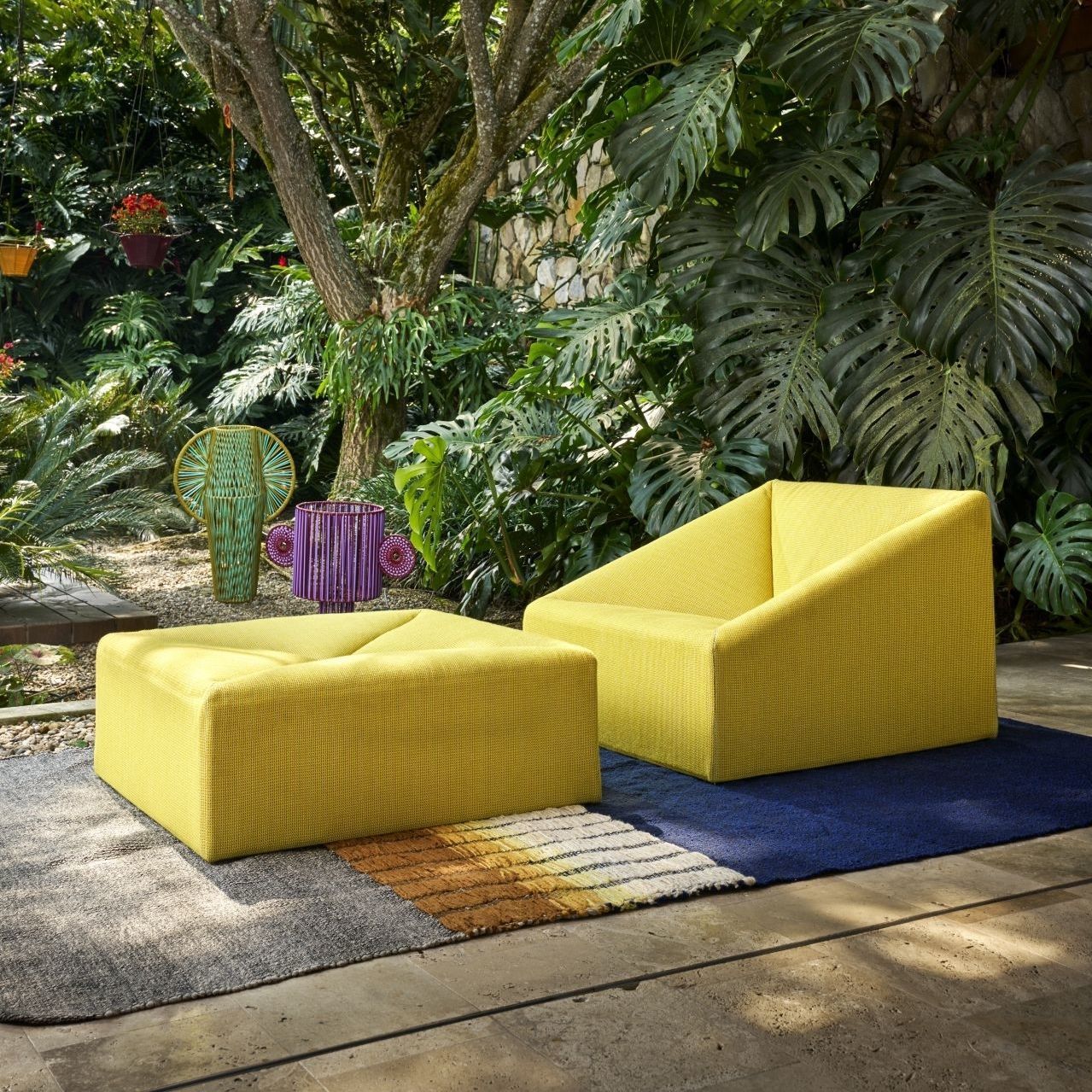 Poltrona contemporânea - COCO - Ames design - em tecido / verde / amarela