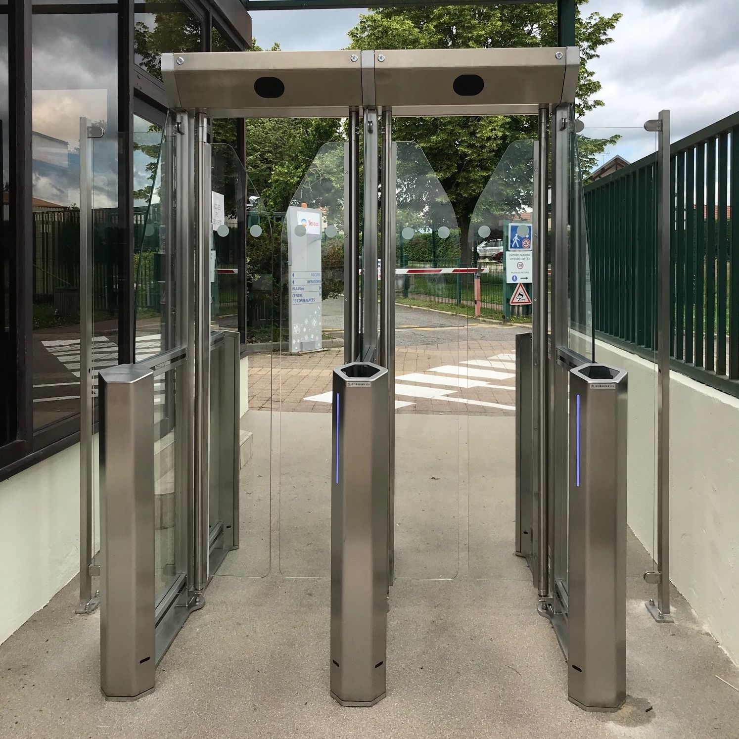 Catraca de portas retráteis para controle de acesso automático - PASO ...