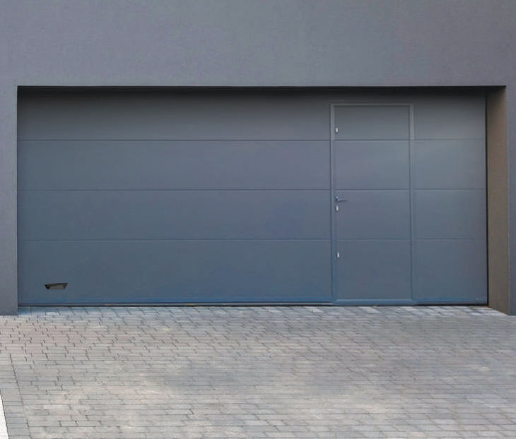 Portão de garagem com porta auxiliar - Delta Overlap - seccionado / em ...