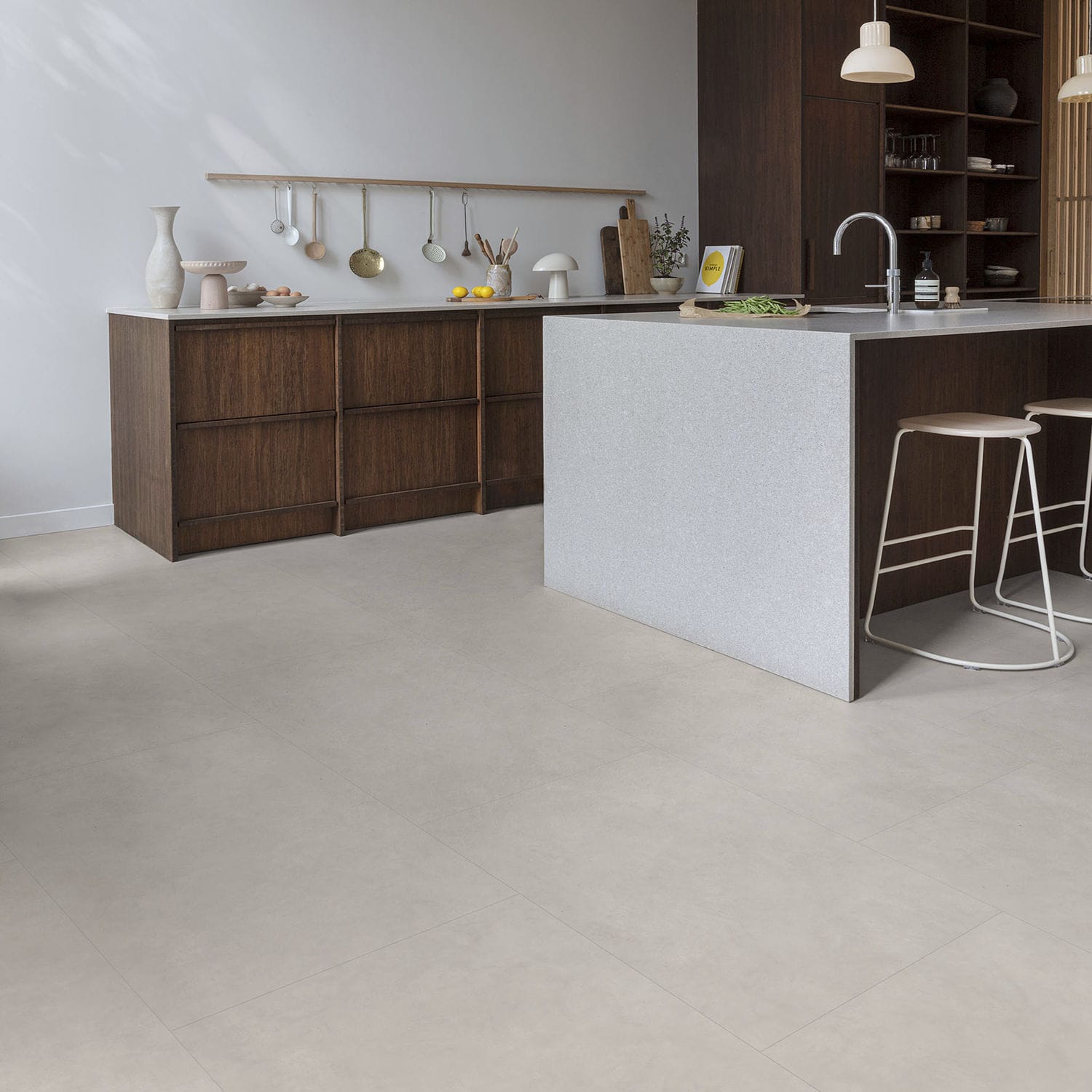 Revestimento de piso vinílico - PEBBLE BEACH - FLOORIFY - para ambiente interno / para sala de ...