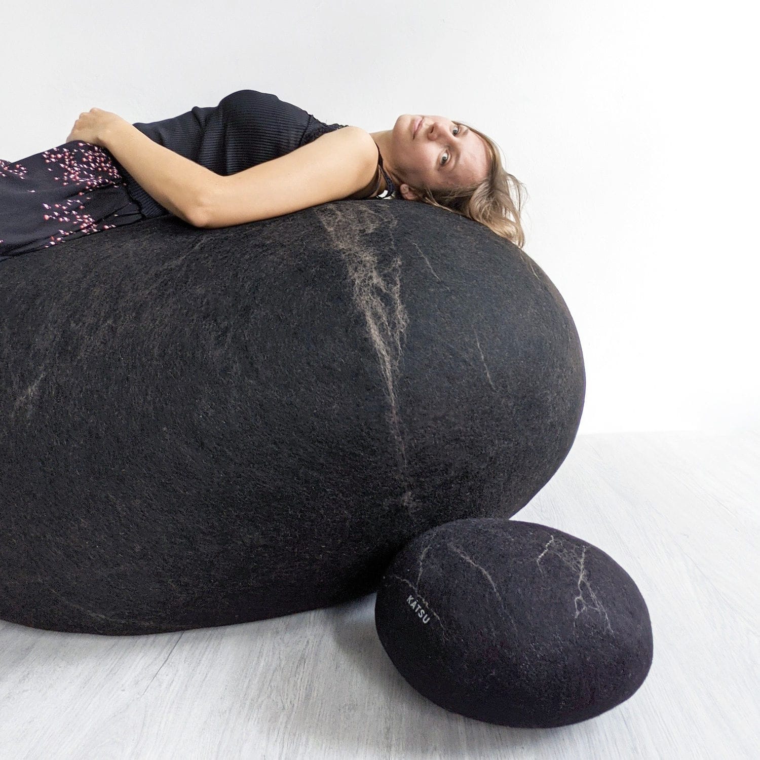 Puff contemporâneo - SHINY LAVA - Katsu Stones - de lã / redondo ...