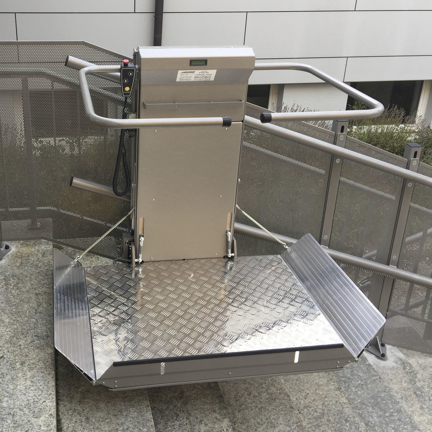 Plataforma elevatória para escadas para pessoas com mobilidade reduzida ...