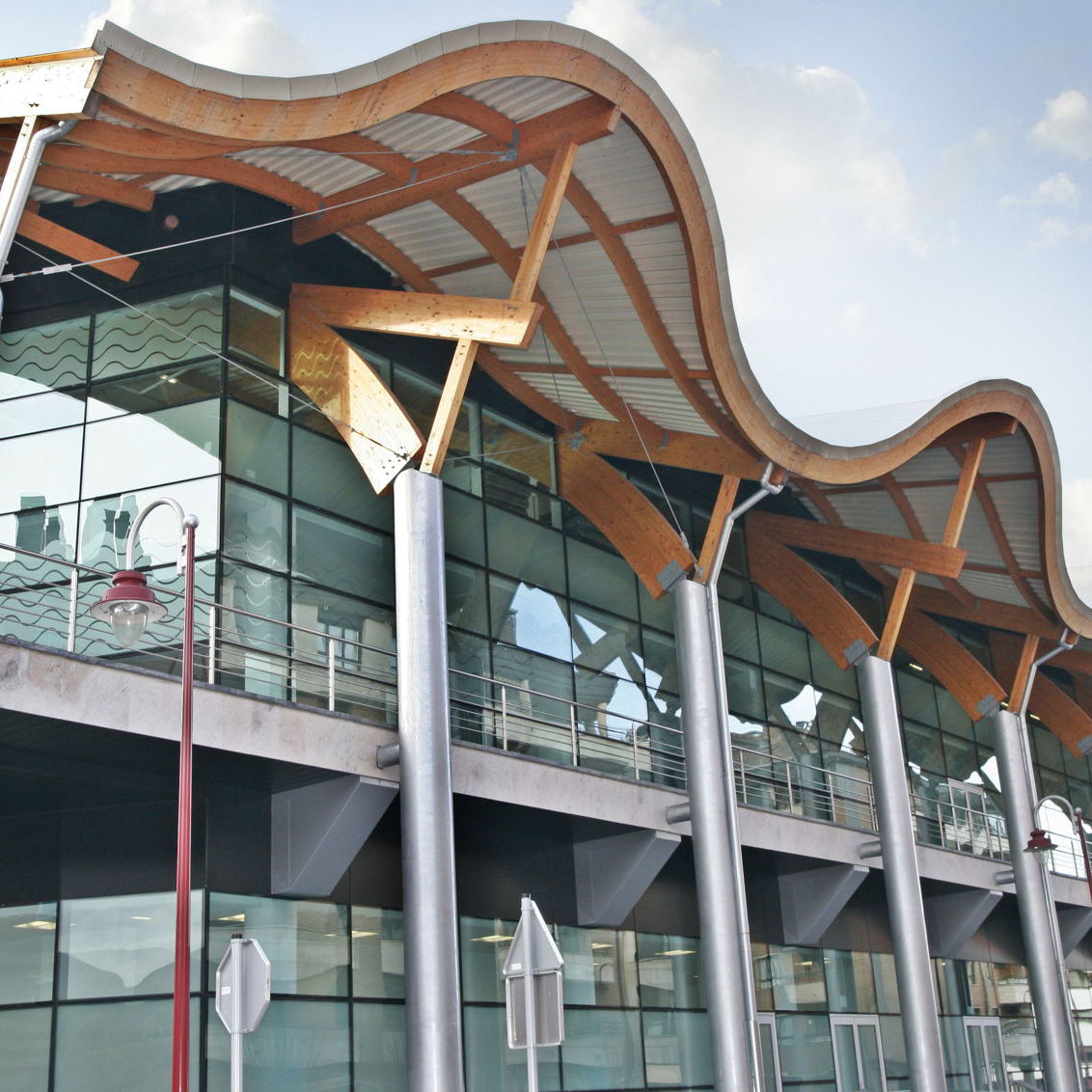 Vigamento em madeira laminada colada - POLIDEPORTIVO EN ZARAUZ - Lanik ...