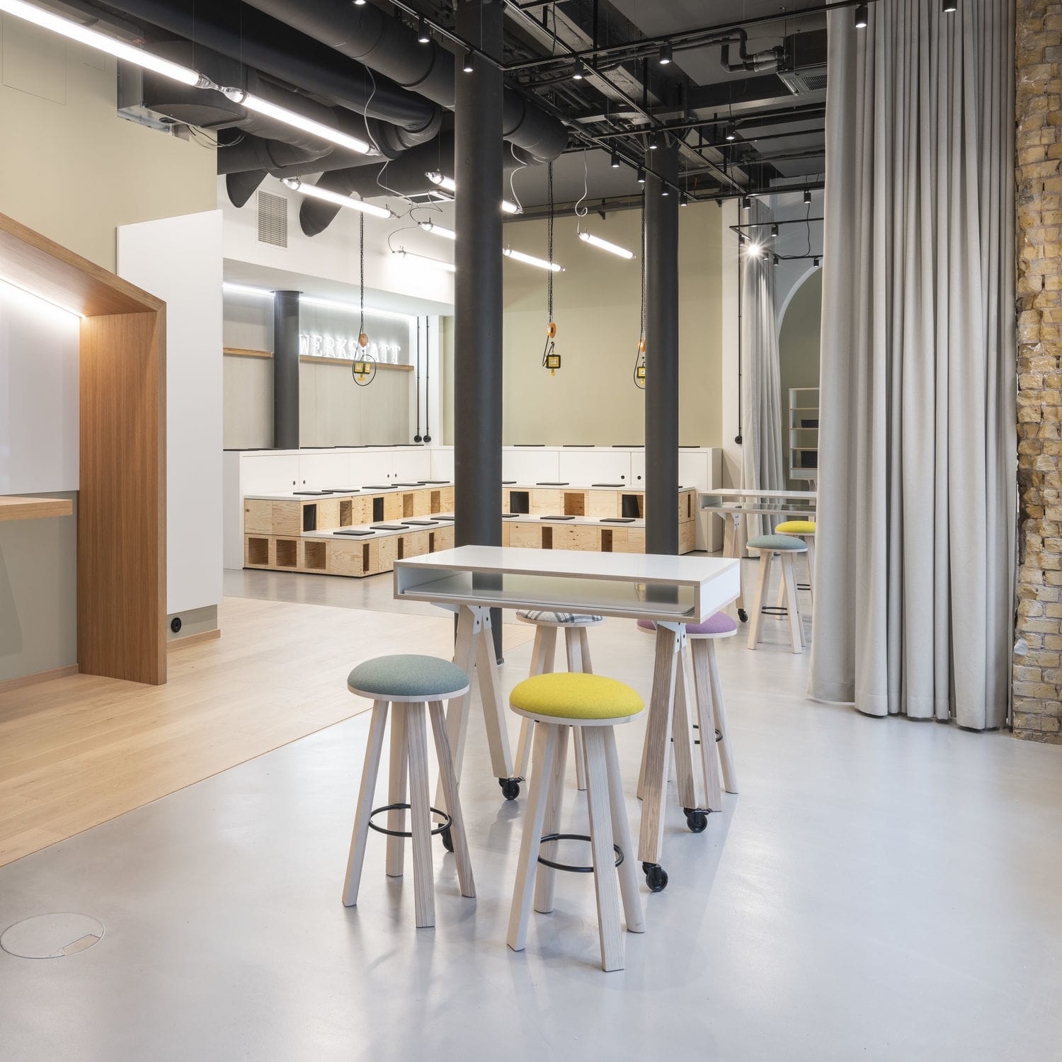 Banqueta contemporânea - BUZZIMILK - BuzziSpace - em madeira / com base em madeira / estofada