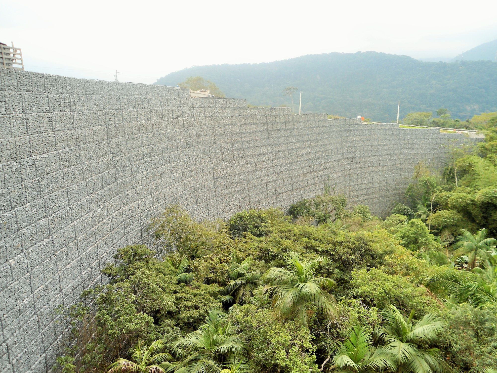 Muro de contenção em pedra - TERRAMESH® - Maccaferri - em piso ...