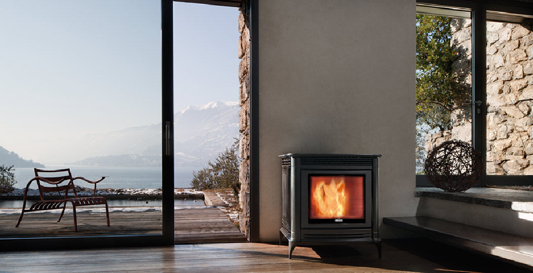 Salamandra a pellets - AIR: SPILLO - Ravelli - contemporânea / em ferro fundido