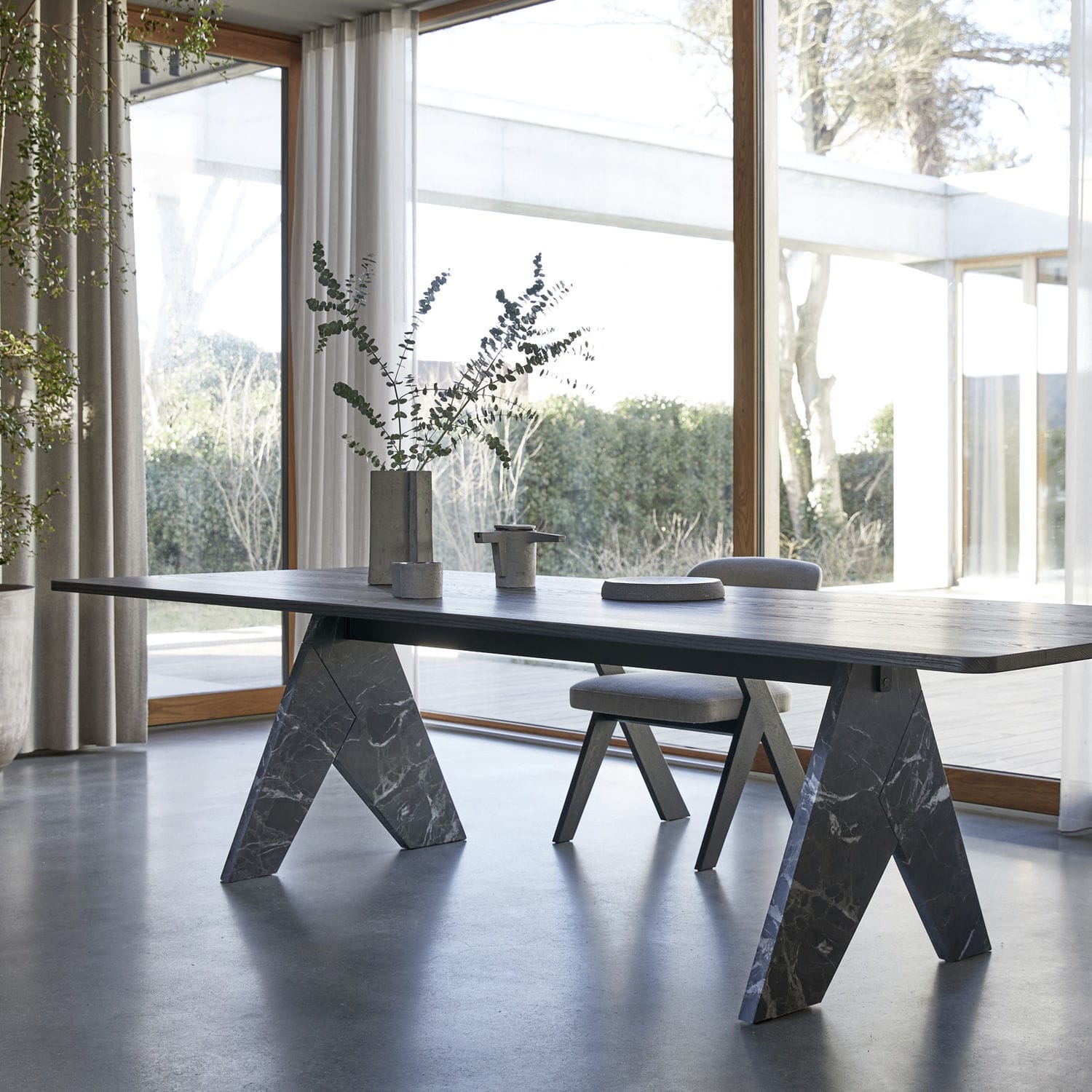 Mesa design - AVAR - more - em couro / em madeira / em madeira maciça